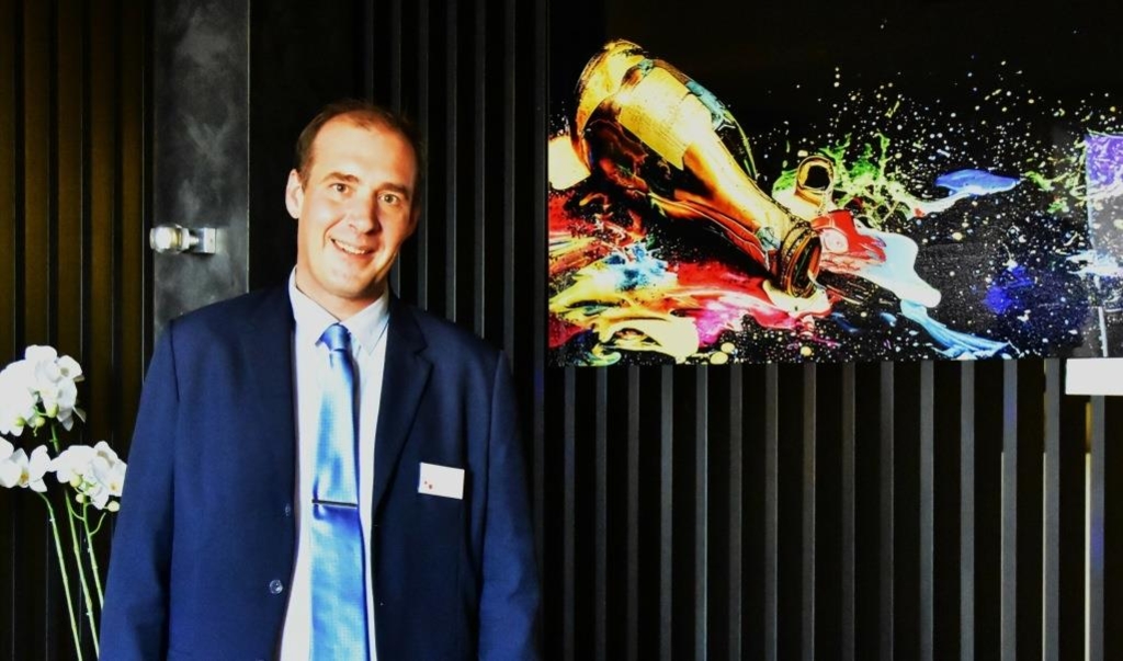 Neue Ausstellung Kunst und Champagner: Künstler stellten Werke im Hotel ...
