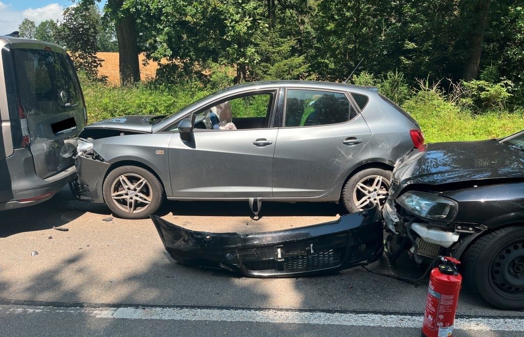 Oma (71) und Enkel (11) werden bei Unfall mit vier Fahrzeugen auf der B85 verletzt